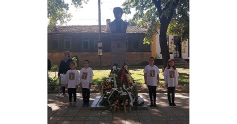 Деца от клуб Млади възрожденци на почетен караул в Силистра