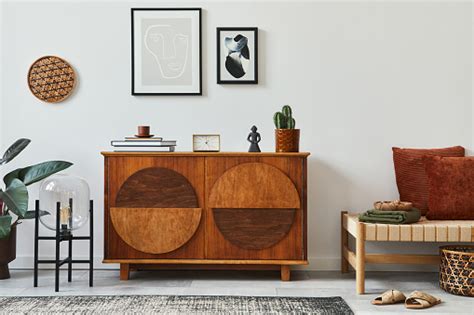 디자인 컴모드 블랙 모의 포스터 프레임 등나무 푸프 소파 책 장식 및 개인 액세서리가있는 거실의 세련된 스칸디나비아 구성 가구에 대한 스톡 사진 및 기타 이미지 Istock