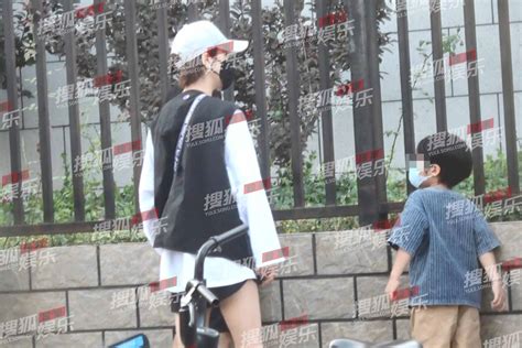 独家：谢楠带小儿子接吴所谓放学 开心和孩子玩耍 搜狐大视野 搜狐新闻