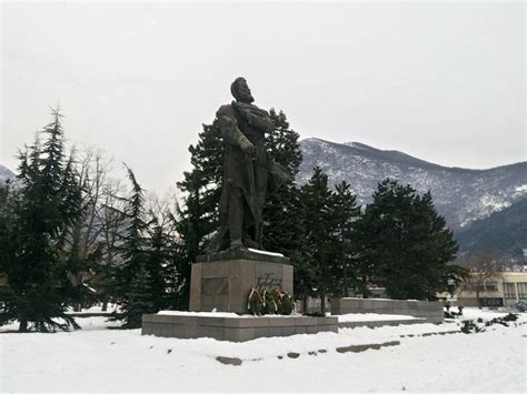 Паметникът на Христо Ботев във Враца се напука