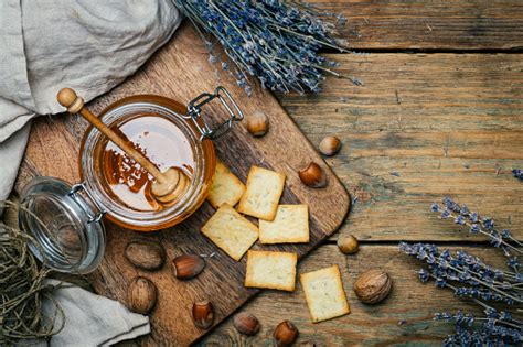 크래커 견과류와 라벤더 꽃 나무 보드에 나무 꿀 디퍼와 함께 항아리에 꿀 공간 복사 갈색에 대한 스톡 사진 및 기타 이미지 갈색 구도 꽃 식물 Istock