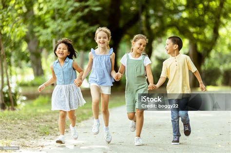 공원에서 즐거운 시간을 보내는 아시아 및 백인 어린이 그룹 6 7 살에 대한 스톡 사진 및 기타 이미지 6 7 살 8 9 살 귀여운 Istock