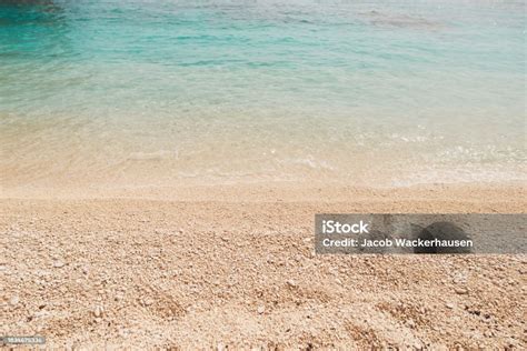 몰디브 섬의 해변 물 열대 모래와 여름 여름에는 자연과 바다의 질감 잔잔한 파도의 풍경 여행의 자유 햇살이 내리쬐는 휴가 모험의 모형 0명에 대한 스톡 사진 및 기타 이미지