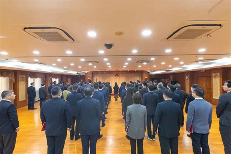 12月4日，他们面向国旗庄严宣誓！宪法闵行区人民