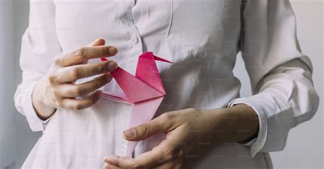 분홍색 종이 접기 종이 접기를 들고 흰 셔츠를 입은 여자 사진 Unsplash의 예술 이미지