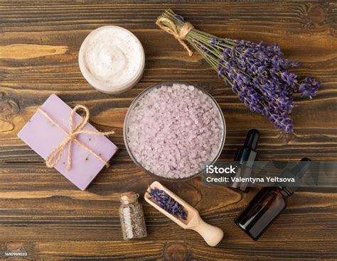 라벤더 스파 바다 소금 라벤더 꽃 아로마 캔들 바디 크림 및 수제 비누 대리석 배경에 라벤더 꽃이 있는 천연 허브 화장품 편안한