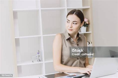 노트북 책상에서 작업 하는 비즈니스 스마트 여성 사무실 텍스트 공간을 가진 창문을 보고 경영자에 대한 스톡 사진 및 기타 이미지 경영자 교육 기업가 Istock
