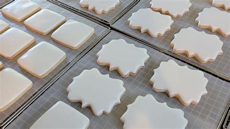 Dipping Sugar Cookies In Royal Icing Made Easy Royal Icing Cookies