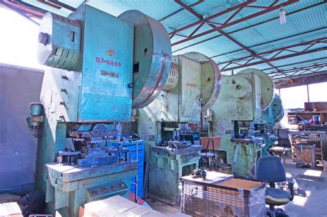 Лазерно рязане на листова ламарина Огъване Огъване на конуси Почистване на чеплъци и