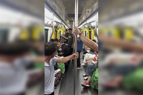 地铁上大爷大妈争吵，疑因占座遭小伙掌掴！