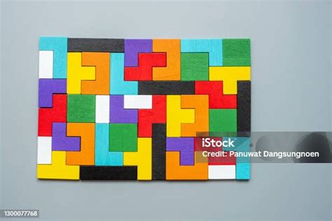 화려한 나무 퍼즐 조각 배경기하학적 모양 블록 논리적 사고 비즈니스 논리 수수께끼 결정 솔루션 합리적 사명 성공 목표 및 전략 개념 0명에 대한 스톡 사진 및 기타 이미지