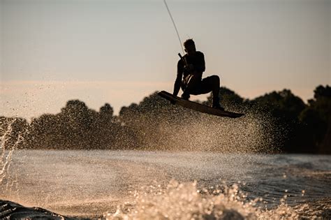 남자 라이더의 저녁 보기 능숙하게 웨이크 보드에 점프와 트릭을 만들기 수상 스포츠 활동 강에 대한 스톡 사진 및 기타 이미지 강 건강한 생활방식 구명 조끼 Istock