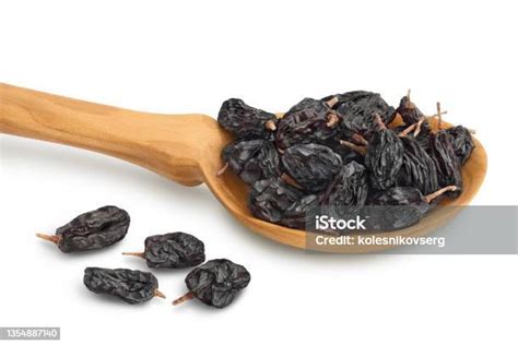 클리핑 경로와 필드의 전체 깊이와 흰색 배경에 고립 된 나무 숟가락의 노란색 건포도 0명에 대한 스톡 사진 및 기타 이미지 0명 건강한 식생활 건과일 Istock