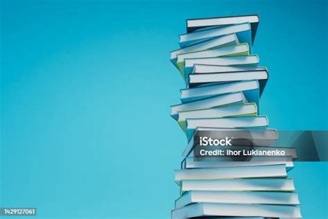 학교 또는 대학으로 돌아갑니다 파란색 배경에 책 더미 복사 붙여 넣기 복사 공간 3d 렌더링 0명에 대한 스톡 사진 및 기타 이미지 Istock
