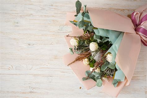 흰 장미 프로테아 나무 배경에 Brunia 가지가 있는 아름 다운 꽃다발 텍스트 공간 평면도 부케에 대한 스톡 사진 및 기타 이미지 Istock