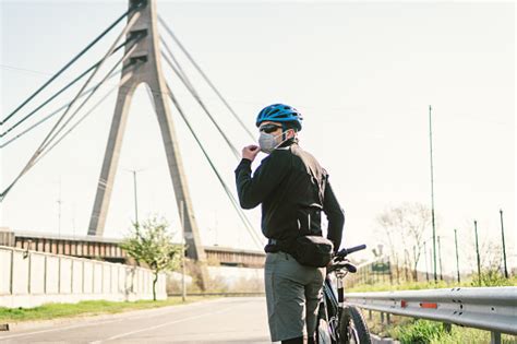 오염된 도시에서 보호 마스크 호흡보호구를 착용한 산악 자전거를 타는 남성 사이클리스트 남자 는 환경 친화적 인 교통 도시 생태 Raffic에서 일하기 위해 타고 얼굴 오염
