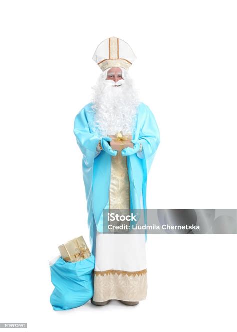 자루 근처의 성 니콜라스의 전체 길이 초상화와 흰색 배경에 선물 12월에 대한 스톡 사진 및 기타 이미지 12월 18 19세 25 29세 Istock