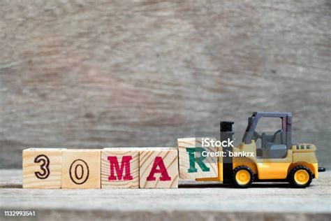 장난감 지게차는 단어를 완료 하는 블록 R을 개최 합니다 30mar 나무 바탕에 개념에 대한 스톡 사진 및 기타 이미지 Istock