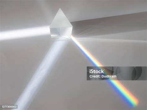 무지개 색의 빛의 굴절 반사 및 분해를 만드는 프리즘을 통해 햇빛광선의 산란 프리즘에 대한 스톡 사진 및 기타 이미지 프리즘