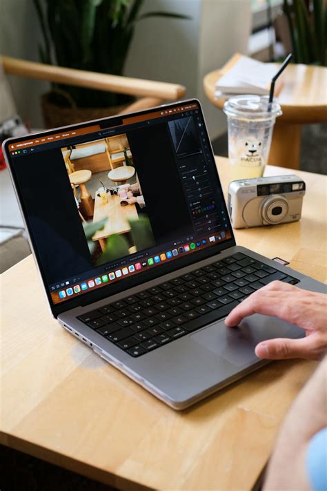 기술 기술 사용 기술과 커피 노트북 디자인 디지털 아트 디지털 작업 맥북 모니터 바탕화면 뷔유크체메체 빨대 사진 편집 생산성 손 스크린 실내