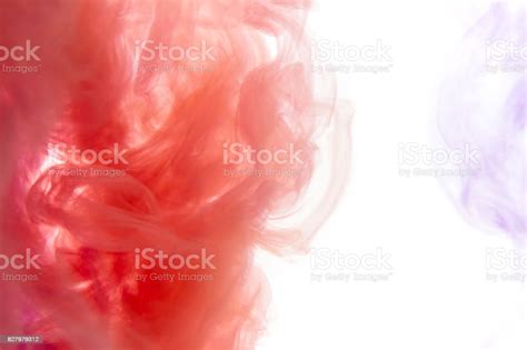 색상은 액체에 떨어지고 움직이는 동안 촬영 하얀 고립 된 배경에 물에 부드러운 잉크의 구름 추상적 인 배너 0명에 대한 스톡 사진 및 기타 이미지 Istock