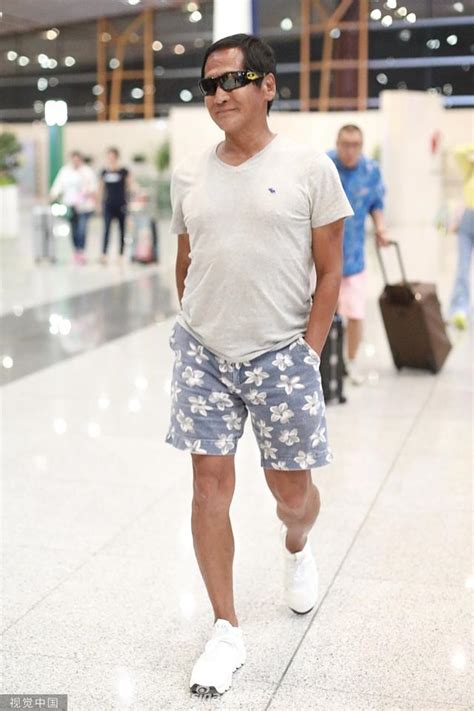 59岁齐秦穿花短裤现身 插兜大步疾走耍酷一派潇洒范新浪图片