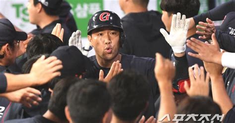 포토 전준우 기분 좋은 투런 홈런포