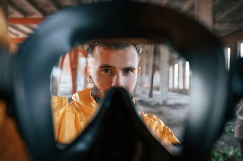 인공 호흡기를 통해 봅니다 종말 이후의 건물 폐허에서 화학 보호복을 입은 남자 20 24세에 대한 스톡 사진 및 기타 이미지