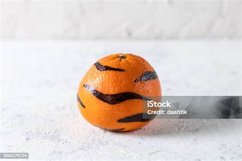 흰색 배경에 그려진 줄무늬가 있는 귤 어린이를위한 호랑이의 새해를위한 개념 음력설에 대한 스톡 사진 및 기타 이미지 음력설 호랑이 2022년 Istock