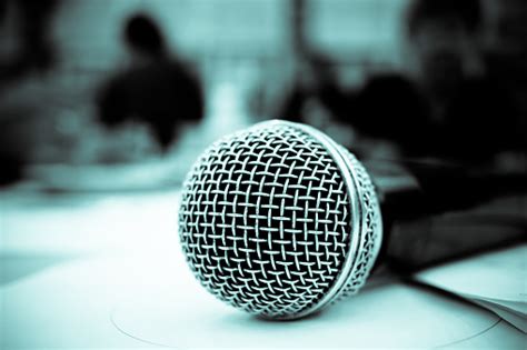 개요 세미나 실에서 정면 연단의 흐리게 하거나 컨퍼런스 홀 빛 Bokeh 배경 검정 및 화이트 톤 회의 이벤트 말하기에 마이크 교육에 대한 스톡 사진 및 기타 이미지