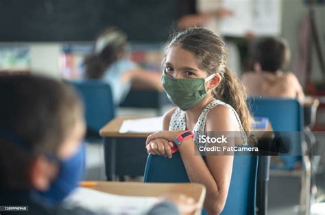 교실에서 마스크를 쓰고 있는 초등학생 10 11세에 대한 스톡 사진 및 기타 이미지 10 11세 35 39세 6 7 살 Istock