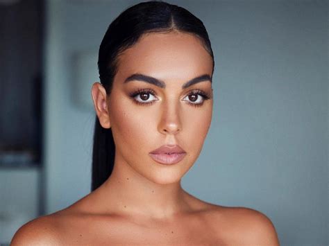 صديقة رونالدو بوضعية مثيرة وبدون ملابس على السرير شاهد الصورة