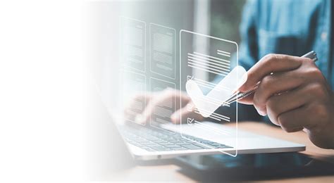 펜을 사용하여 온라인 승인을 위해 가상 문서의 올바른 기호 표시를 체크하는 사업가는 종이 없는 품질 보증 및 Erp 관리 개념을 승인합니다 가상현실에 대한 스톡 사진 및