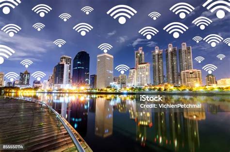 인터넷 네트워크 연결 및 통신 도시 라이프 스타일 사람들이 디지털 데이터 전송 Wifi 연결을 통해 소셜 네트워크를 사용합니다 Wifi 아이콘 배경으로 황혼에 도시에