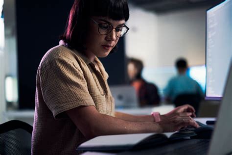 여자와 함께 독서 컴퓨터 밤 소프트웨어 엔지니어링 개발자 및 디자이너를 위한 코딩 사이버 보안 데이터 과학 및 네온 웹 사이트 및 기술을 위해 사무실에서 직원과 함께 코드