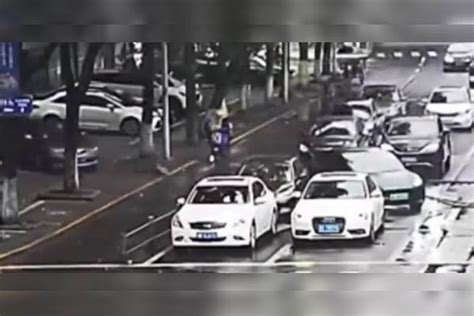 倒车突然加速，冲过中央护栏，撞向对向车道