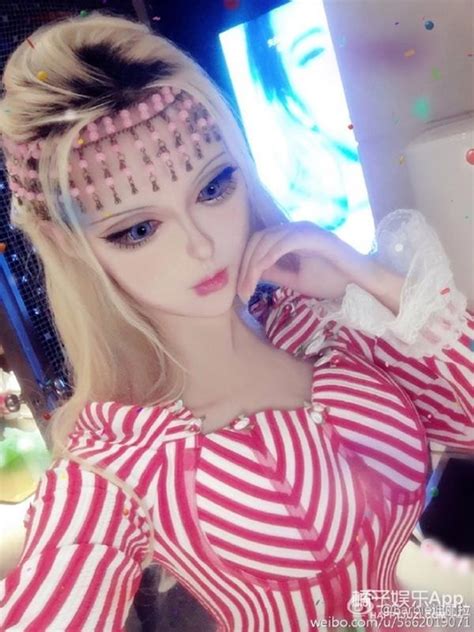 Sau Anh Chàng Mặt Rắn đến Lượt Cô Búp Bê Barbie Mang Trong Mình 14 Dòng Máu Nga Khuấy đảo