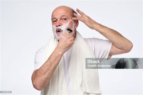 흰색 거품과 날카로운 면도기로 아침에 피부를 면도하는 시니어 남성 건강한 생활방식에 대한 스톡 사진 및 기타 이미지 건강한 생활방식 날 남자 Istock