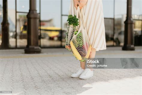 비닐 봉지 나무 배경없이 야채와 메쉬 쇼핑 백과 면 구매자를 들고 소녀 제로 폐기물 플라스틱 무료 개념 지속 가능한 라이프 스타일 배너 가방에 대한 스톡 사진 및 기타