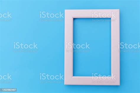 파란색 파스텔 컬러의 배경에 고립 된 빈 분홍색 프레임으로 단순히 디자인하십시오 상단보기 플랫 레이 복사 공간 모의 최소한의 개념 0명에 대한 스톡 사진 및 기타 이미지