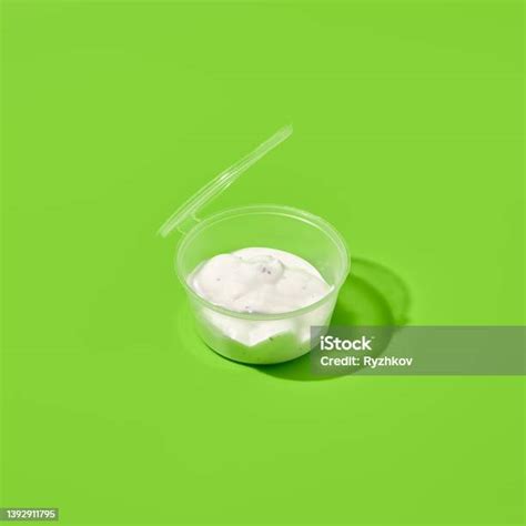 녹색 배경에 플라스틱 용기에 소스 소스 패키지는 최소한의 스타일로 테이크 아웃 음식 패스트 푸드 메뉴 배달을 위한 소스의 일부 테이크 아웃 딥 0명에 대한 스톡 사진 및