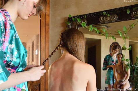 高个女同性恋奥利维亚为她的矮个 GF 做头发并让她玩振动器 NakedPics
