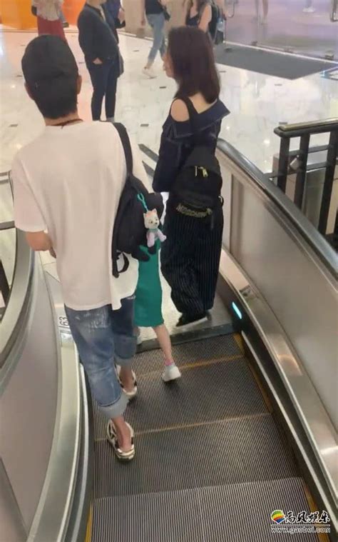 洪欣、张丹峰重归于好：被网友目击牵着女儿现身香港，一家三口在逛街 新闻资讯 高贝娱乐