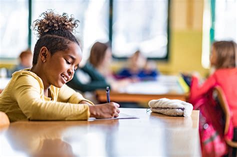 교실에서 수업 중에 노트북에 쓰는 행복한 검은 초등학생 고등학교 이하에 대한 스톡 사진 및 기타 이미지 고등학교 이하 공부 교실 Istock