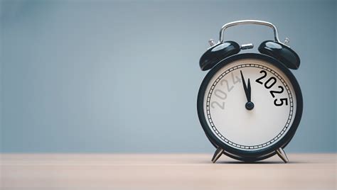 2024년과 2025년 메리 크리스마스와 새해 복 많이 받으세요 컨셉을 준비하기 위한 복사 공간이 있는 나무 테이블에 검은색 알람 시계 0명에 대한 스톡 사진 및 기타