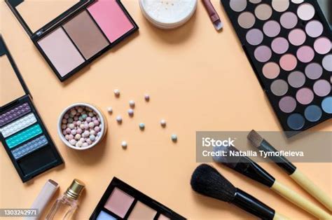 메이크업 배경 아이 섀도우 팔레트 파우더 브러쉬 노란색 배경에 립스틱 평면 평지 복사 공간이있는 상단 보기 패션 아름다움 메이크업 화장품 0명에 대한 스톡 사진 및 기타