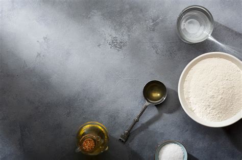 밀가루를 뿌린 슬레이트 표면에 빵 이나 피자를 위한 효 모 반죽을 상승 시키거나 입증 했습니다 평면도 0명에 대한 스톡 사진 및