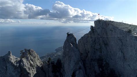 화창한 날에 도시와 함께 해안가 위의 산을 덮은 숲의 숨막히는 전경을 조망할 수 있습니다 주사 푸른 흐린 하늘 배경에 녹색 언덕 위로 높이 날아갑니다 가정 생활에 대한 스톡