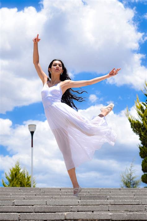 Mujer Bailando En Una Plaza A La Luz Del Sol · Foto De Stock Gratuita