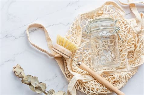 백색 대리석 배경에 환경 친화적 인 제품 세트 프리미엄 사진